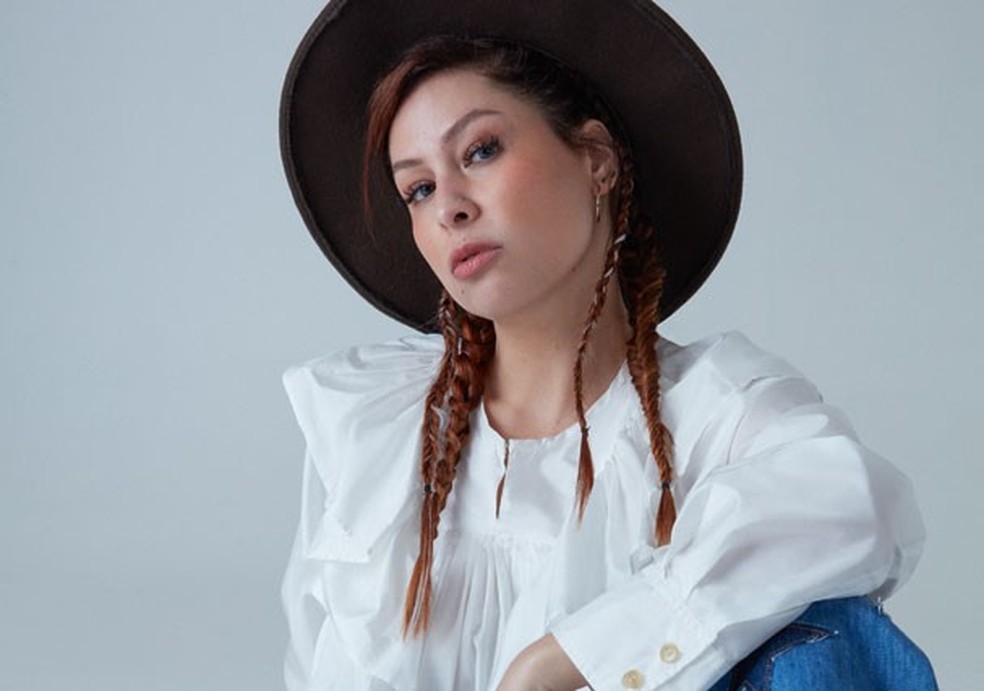 Pitty revela os 15 itens que sempre carrega na bolsa