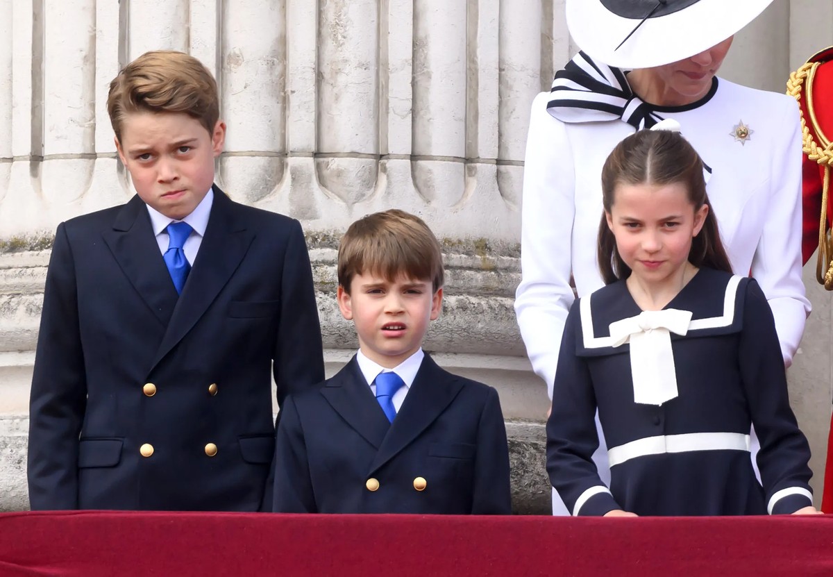 Príncipe George agiu como o perfeito irmão mais velho durante Trooping ...