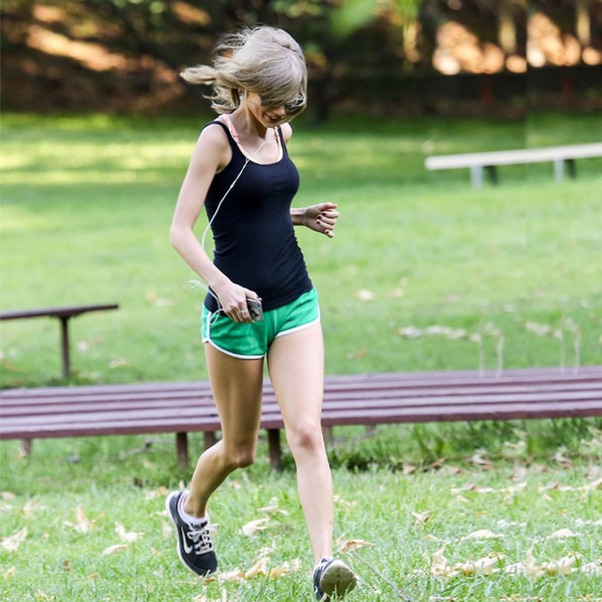 Ops! Taylor Swift sai para caminhada e short curtíssimo marca demais...