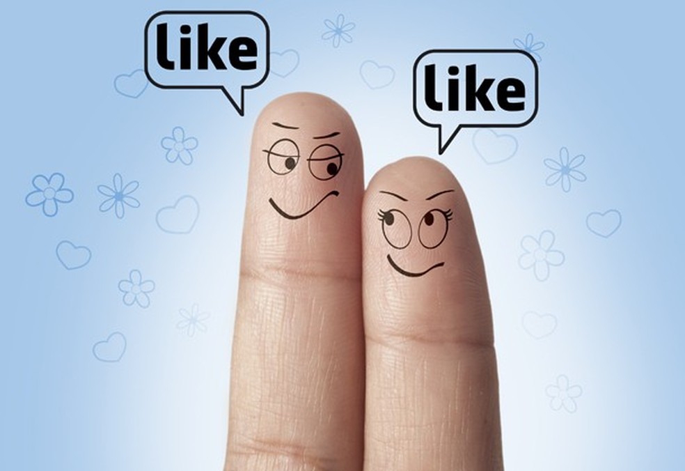 Amar pelo Facebook é facílimo. Ali, todo mundo vive em lua de mel