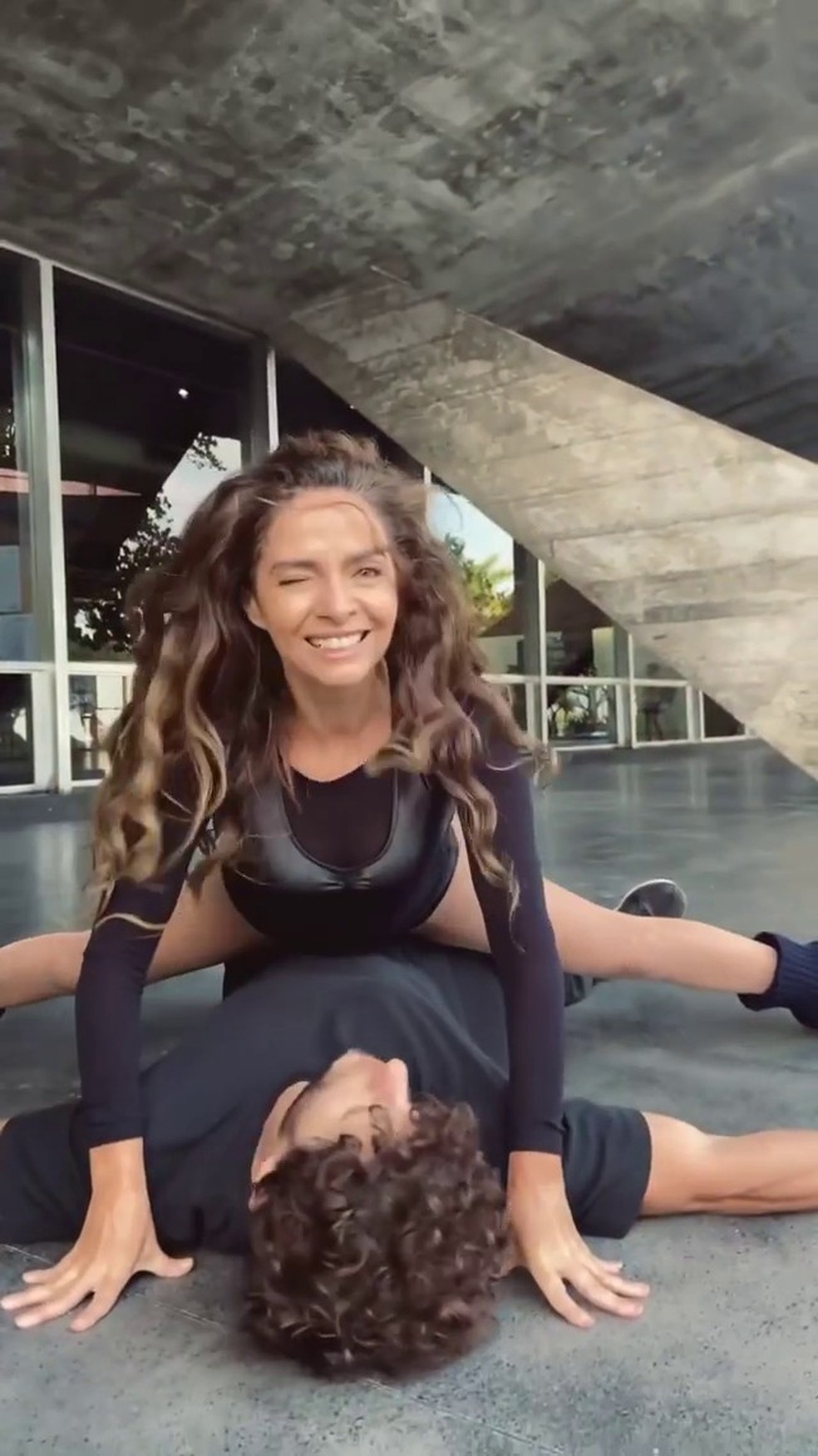 Claudia Ohana arrasa em coreografia para tema de 'Vamp'