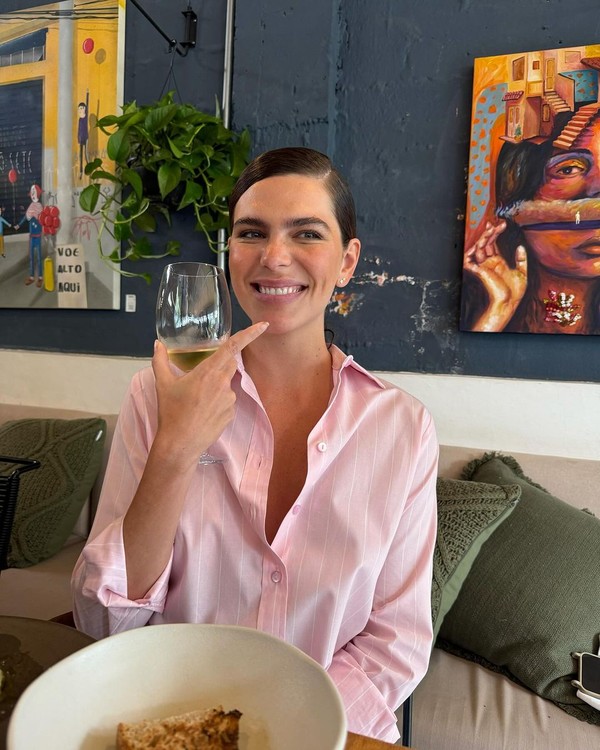 Mariana Goldfarb abre álbum de fotos e exibe visual fresh