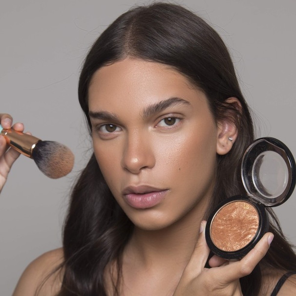 Make bronzeada e iluminada? Nathalie Billio ensina um passo a passo