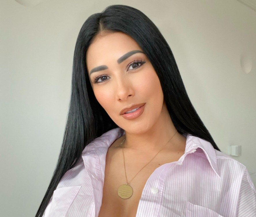 Simaria aposta em decote delicado ao dar bom dia para seus seguidores