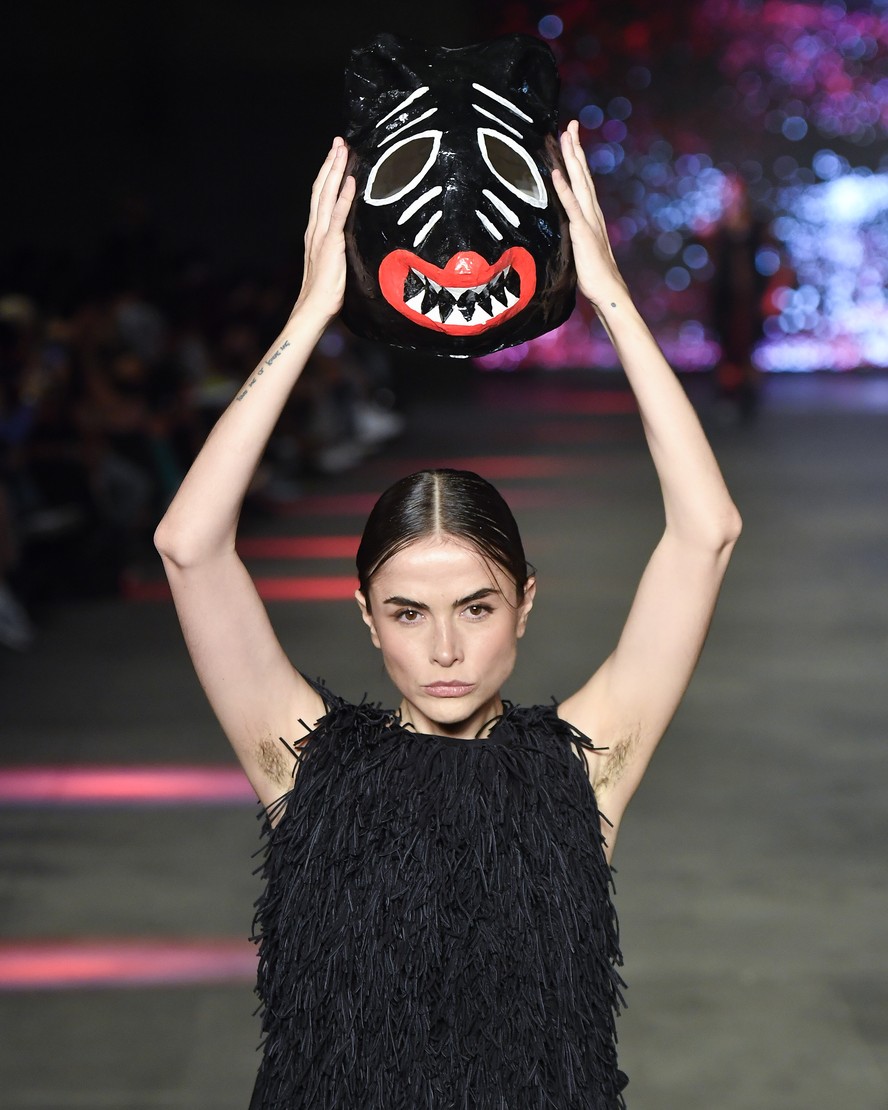 Maria Casadevall e Isabella Nogueira desfilam na Casa de Criadores