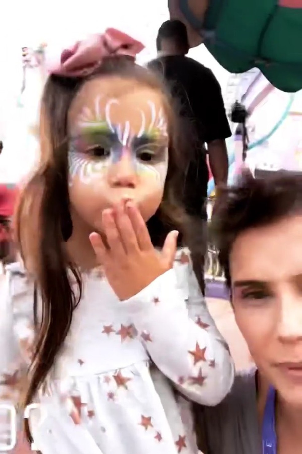 Deborah Secco e Maria Flor se divertem em Orlando