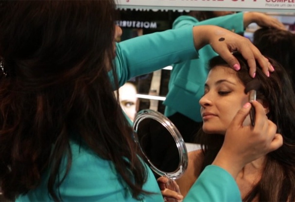 Maquiadora global da Laura Mercier ensina a fazer um contorno perfeito ...