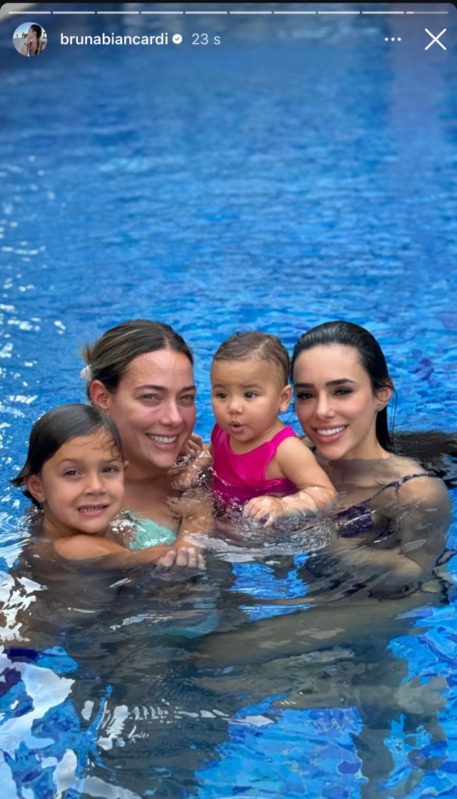 Bruna Biancardi curte dia na piscina com Carol Dantas e Mavie