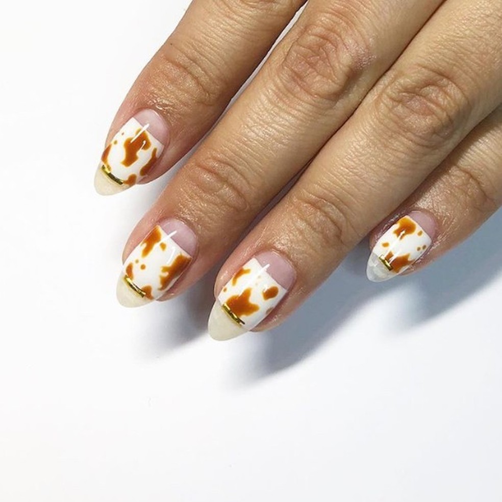 Nail art de vaca ganha versão marrom
