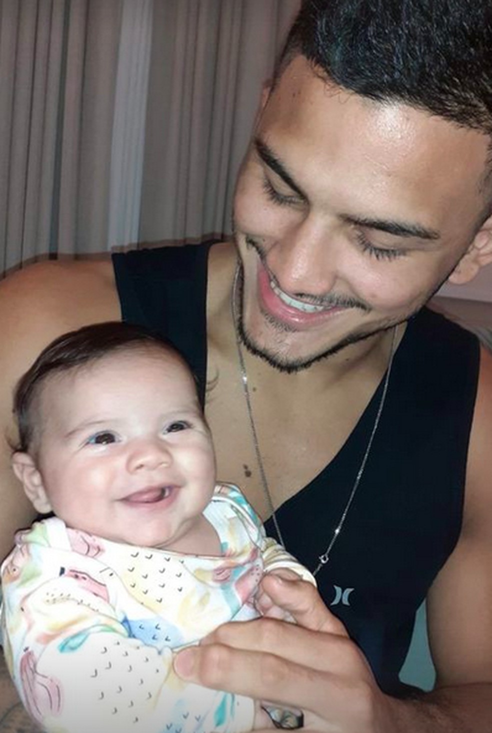 Petra Mattar aparece em fotos ao lado do pai de Makai