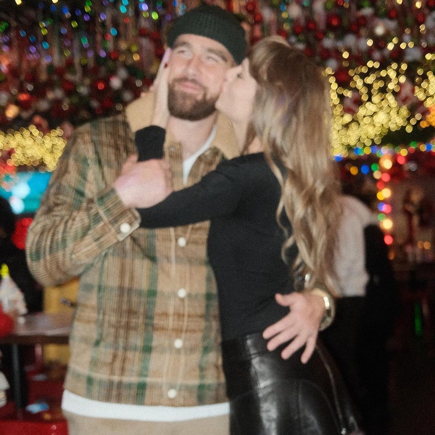 Taylor Swift e Travis Kelce viralizam na web com foto se beijando em ...