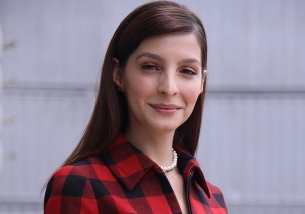 Michelle Batista escolhe look luxuoso para lançamento de novela