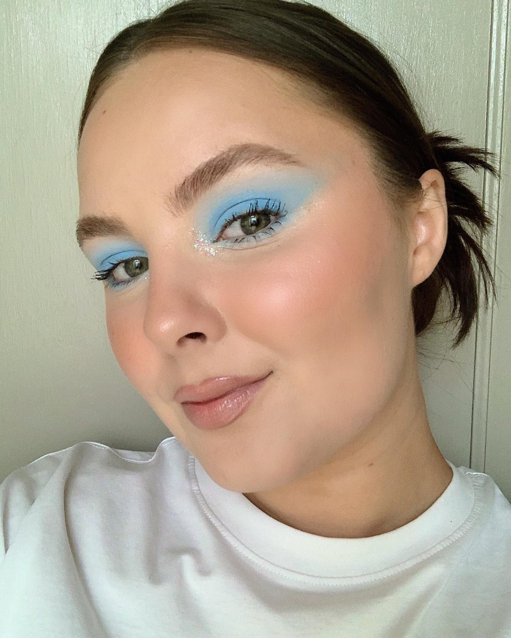 A sombra de olhos azul promete ser a tendência mais quente do verão 2024