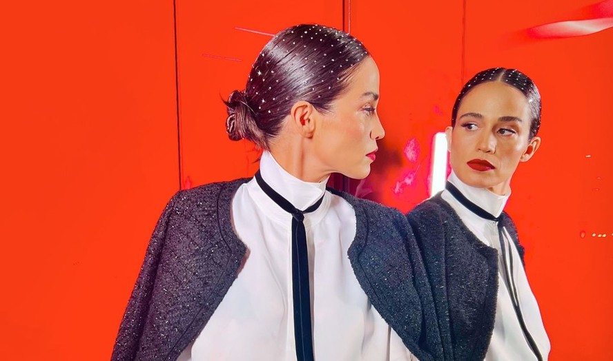 Nanda Costa brilha com cabelo polido e strass no cabelo