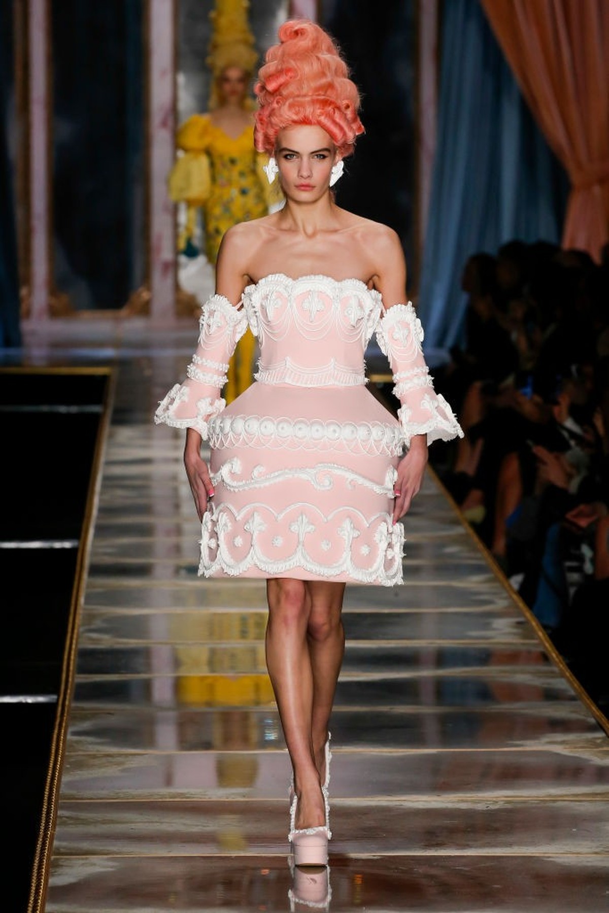 Vestido de bolo da Moschino é o look que representa todas nós
