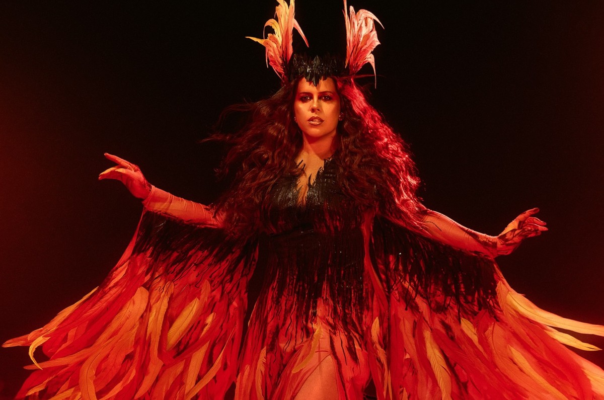 Tati Machado ressurge como fênix em look poderoso para baile de Halloween