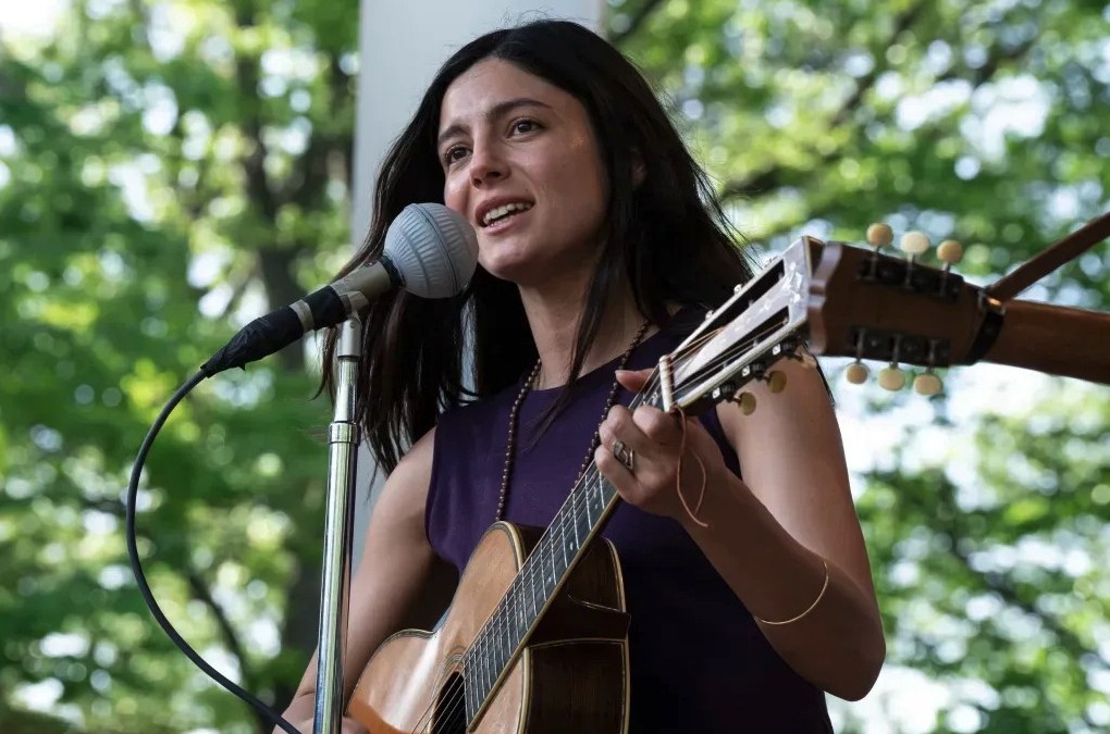 Monica Barbaro: 'Interpretar Joan Baez mudou minha voz para sempre'