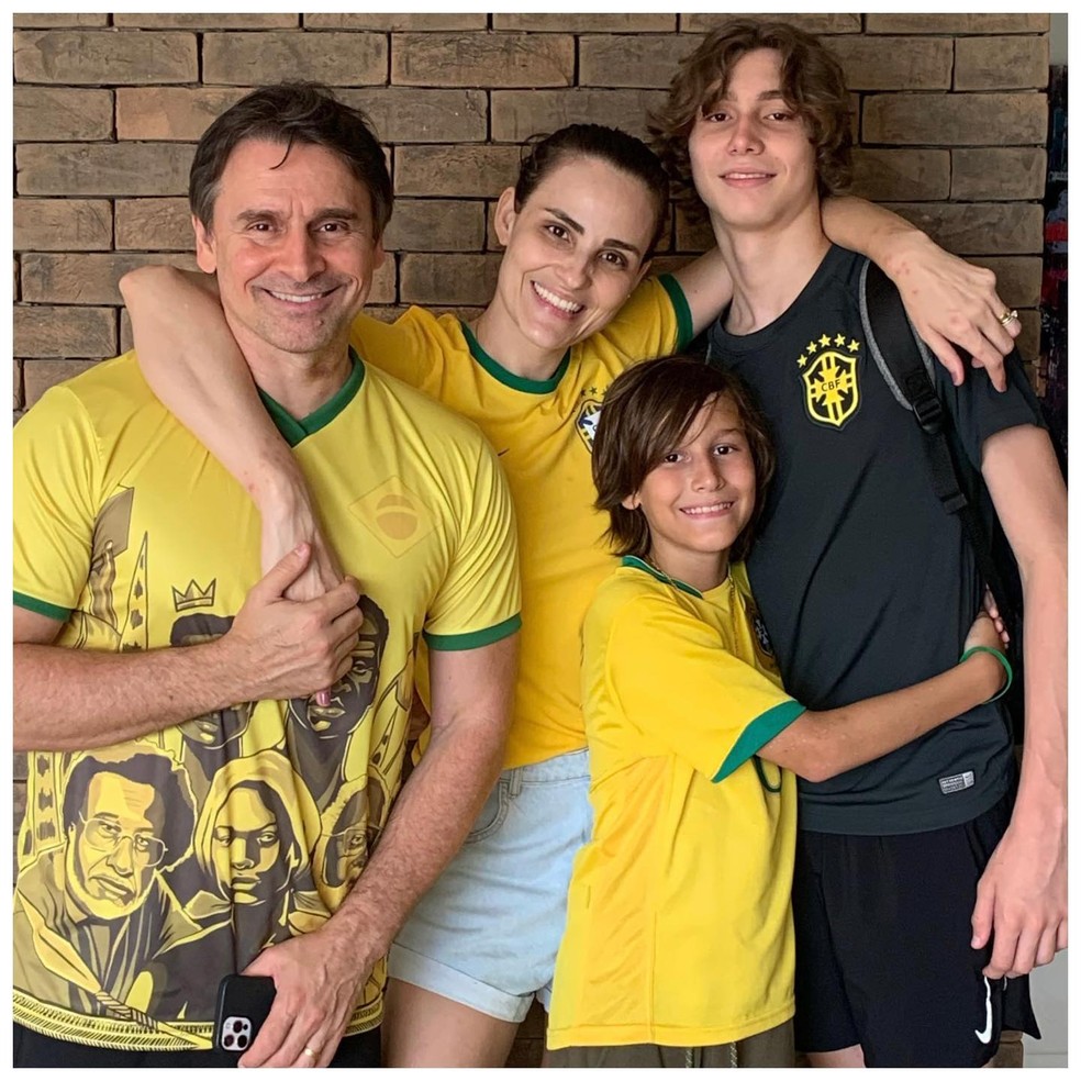 Murilo Rosa e Fernanda Tavares torcem com os filhos: 'Que Copa doida, hein'