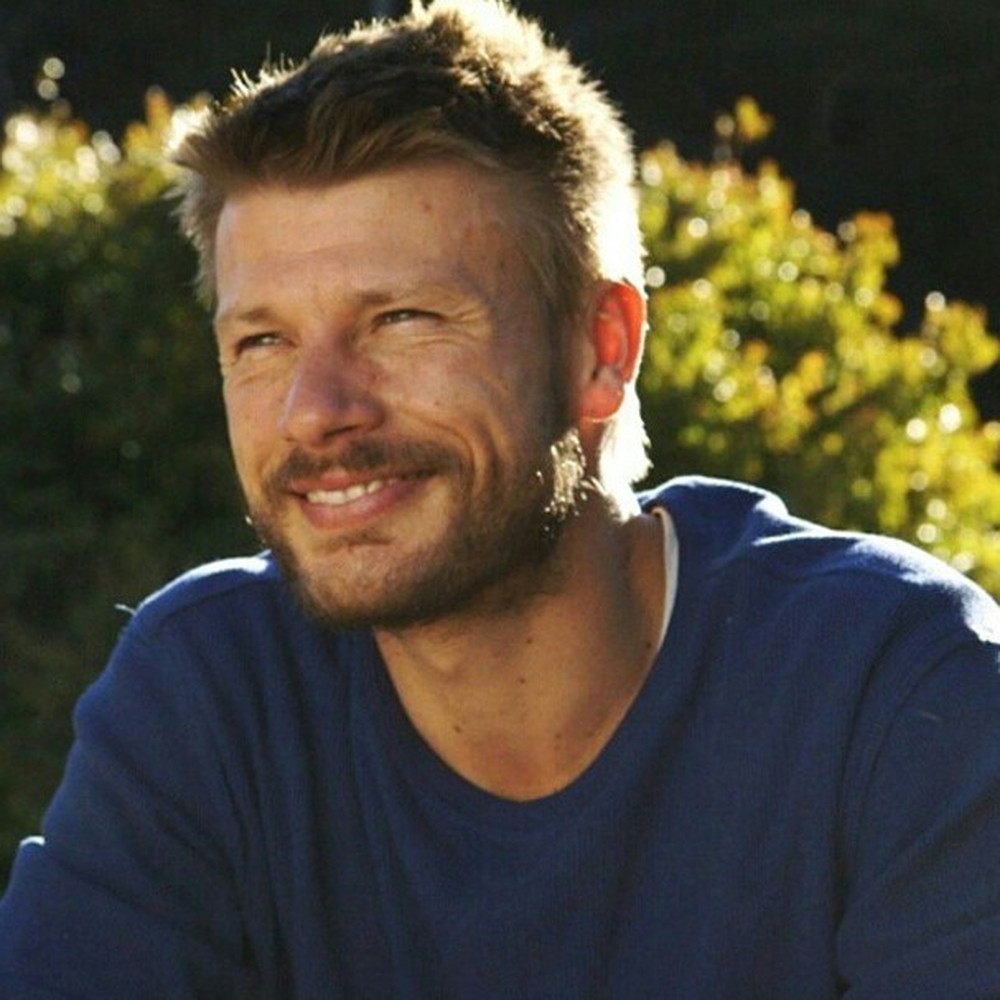 Rodrigo Hilbert relembra época de cabelão: '1 metro e meio de cabelo'