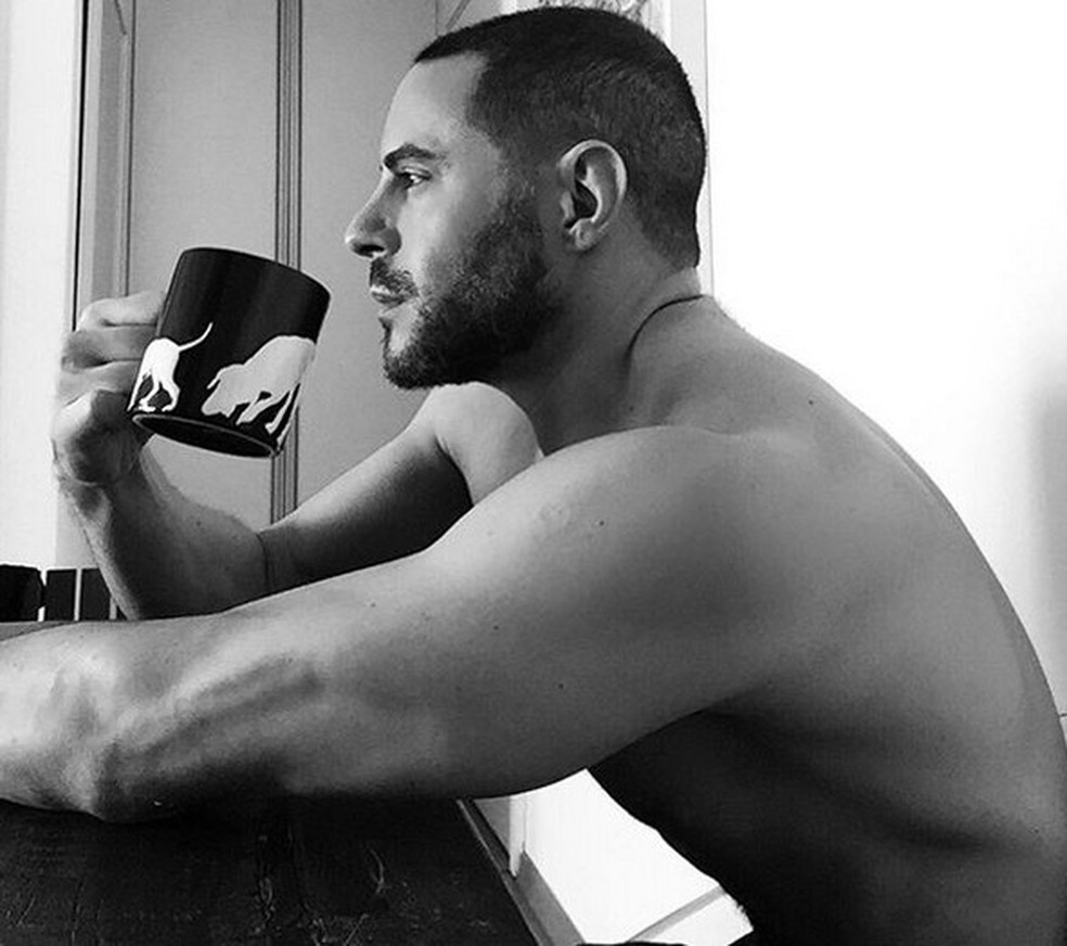 De novo visual, Ricardo Tozzi arranca suspiros das fãs