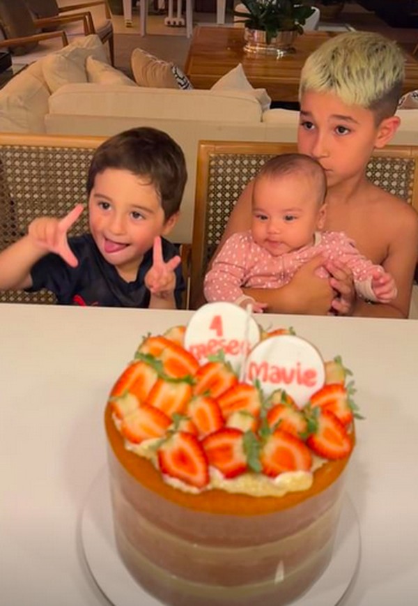 Mavie, filha de Neymar e Bruna Biancardi, ganha bolo para celebrar quatro meses; assista vídeo
