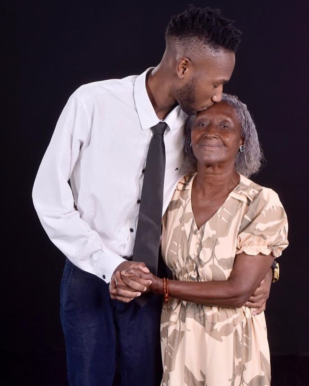 Jovem recebe diploma de medicina ao som de 'Negro Drama', dos Racionais MCs, e vídeo viraliza