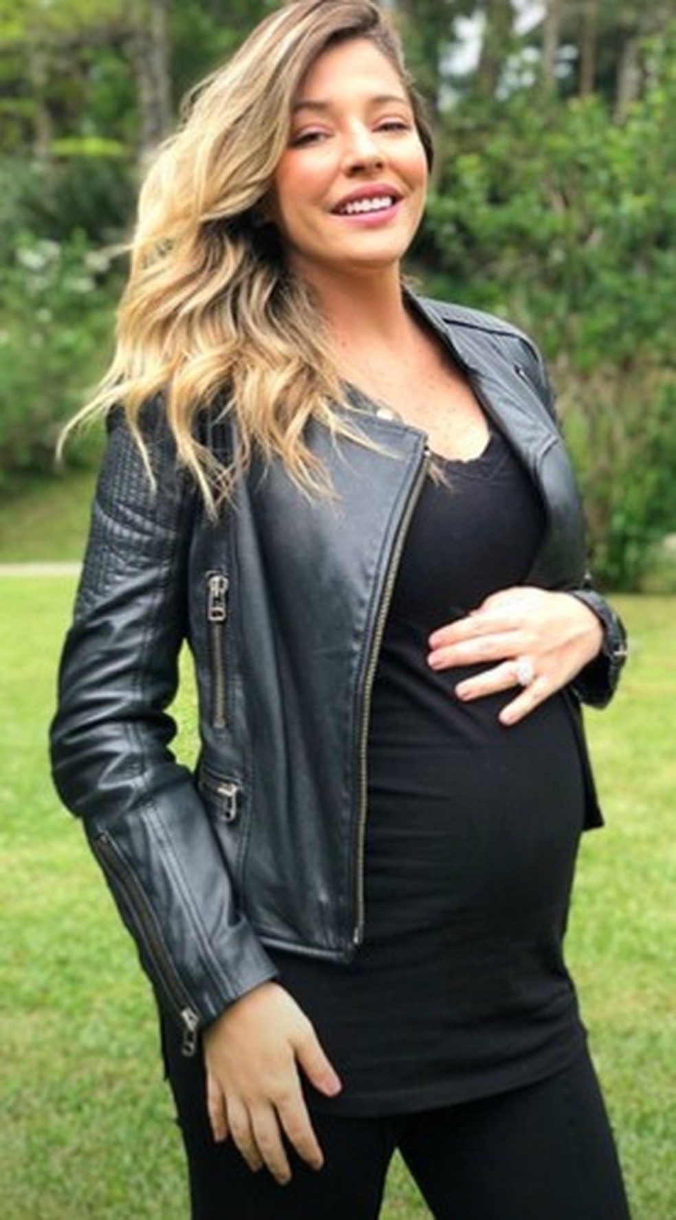 Em clique raro, Luma Costa mostra a barriga de 8 meses