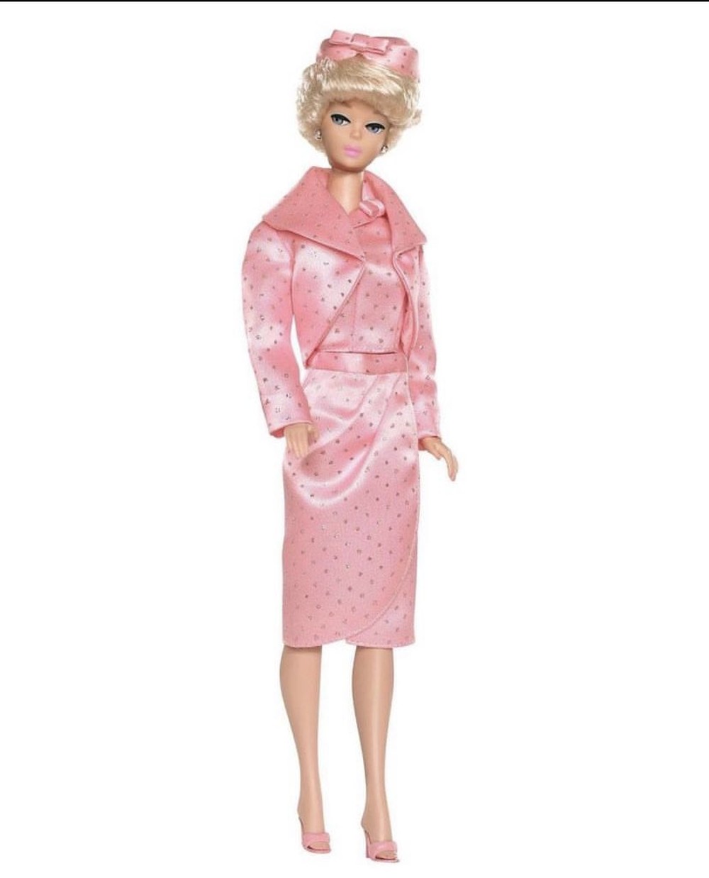 Margot Robbie usa look pink com bolsa de coração e cristais para ...