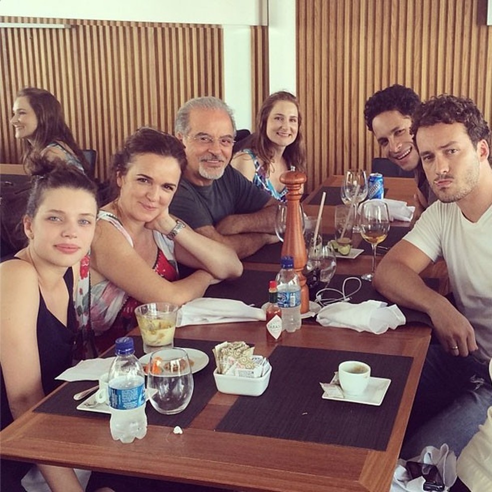 Rodrigo Andrade compartilha almoço com família de Amor à Vida
