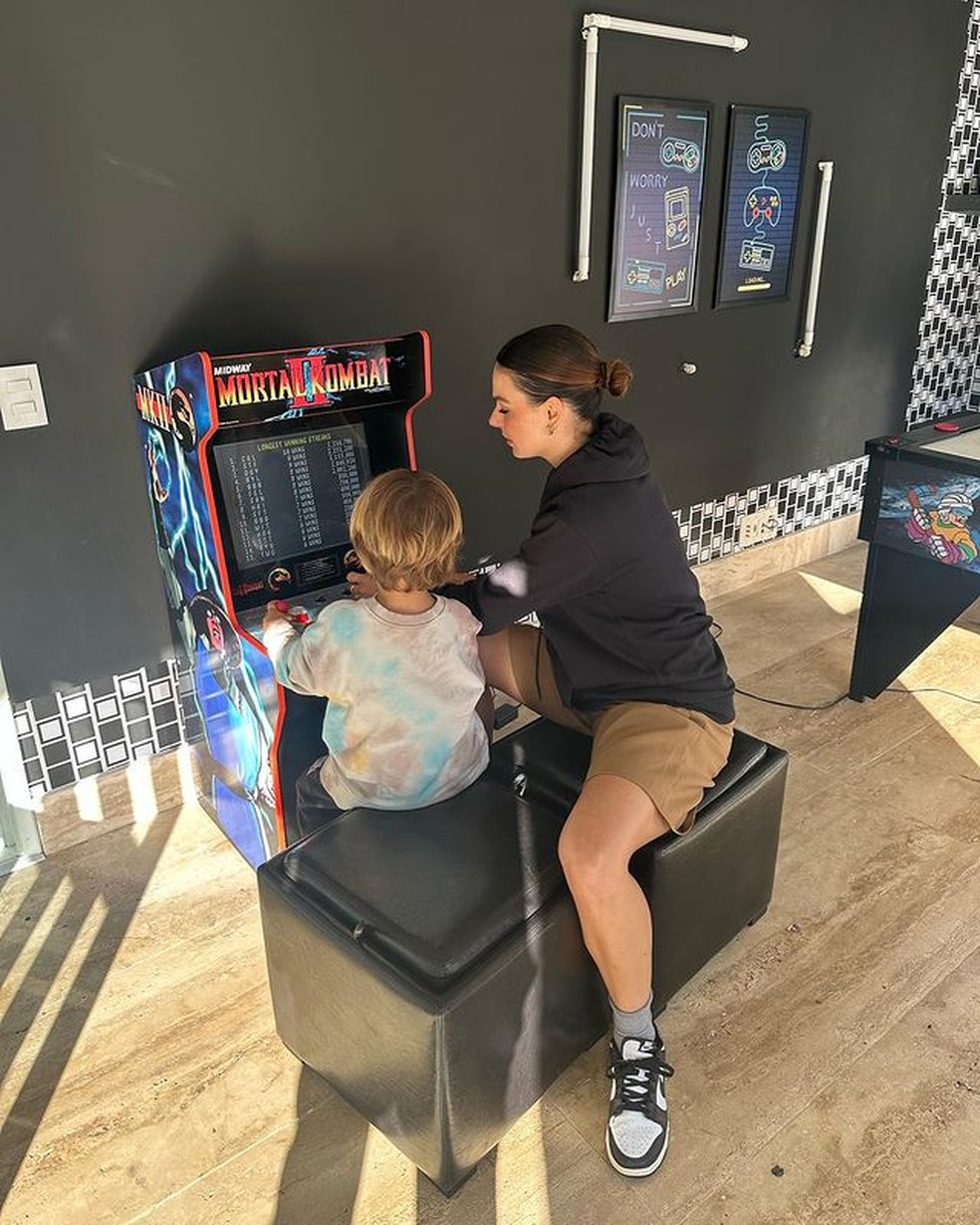 Depois de uma temporada em LA, Isis Valverde celebra família ao lado da mãe