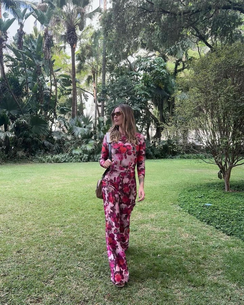Fernanda Lima aposta em look floral para prestigiar filhos no SPFW