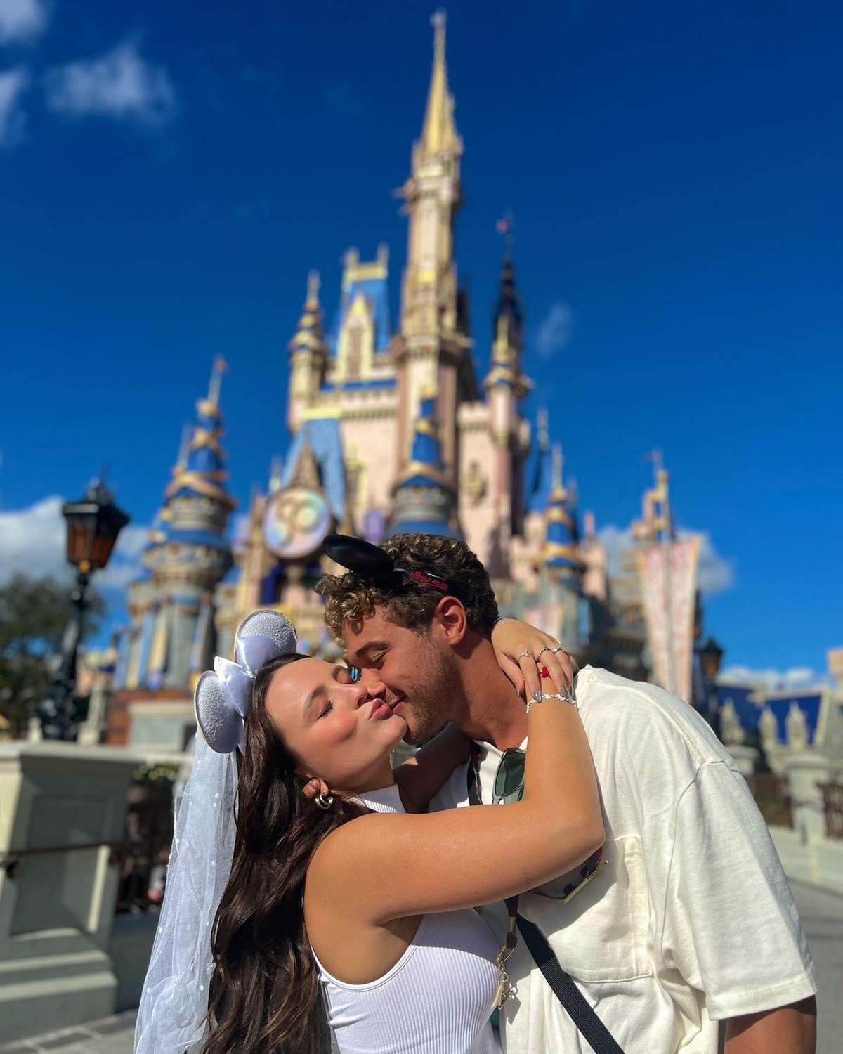 Larissa Manoela posa na Disney com André Luiz Frambach: 'primeira vez ...