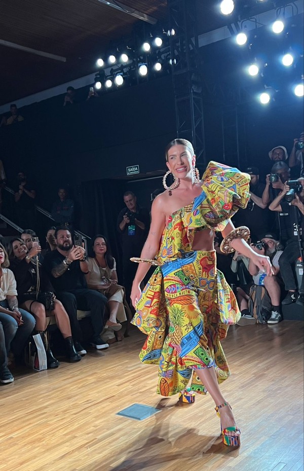Lore Improta mostra samba no pé durante desfile da Menino Rei no SPFW