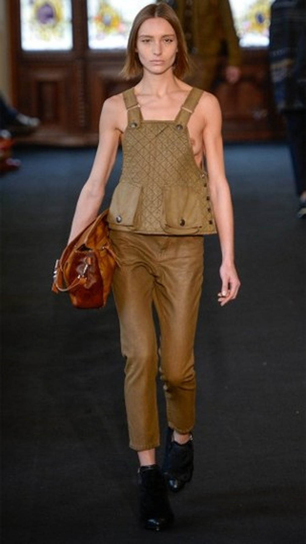 Ops! Isabel Hickmann mostra demais no desfile da Ellus