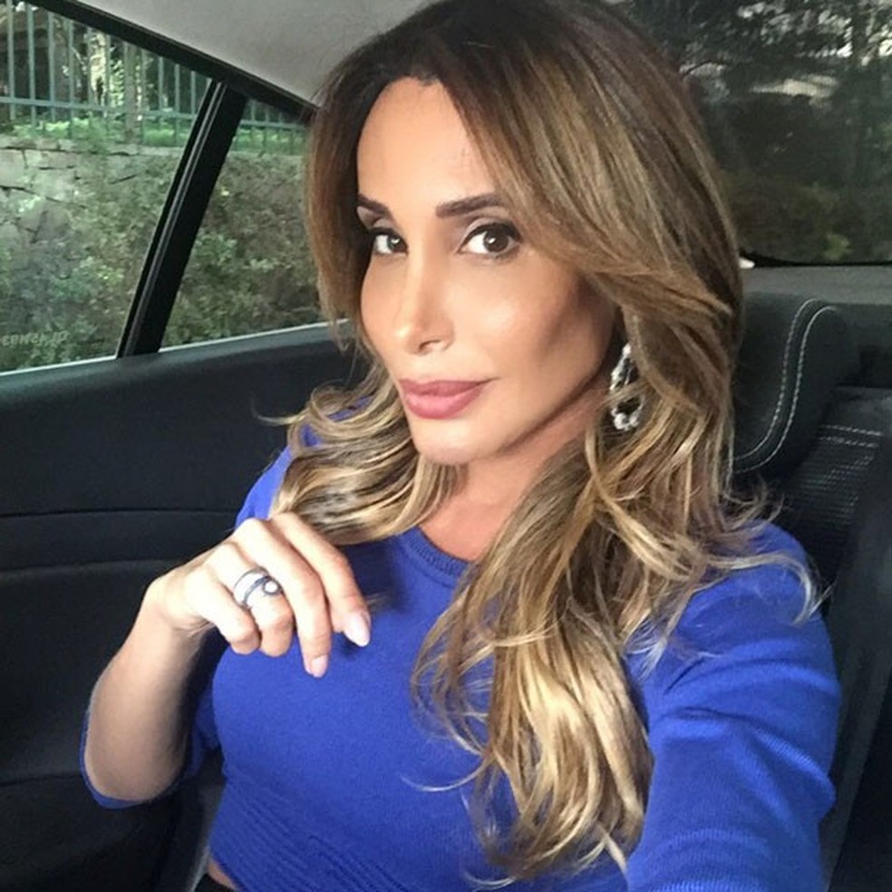 Carol Marra posta foto com Fátima Bernardes, antes da redesignação sexual