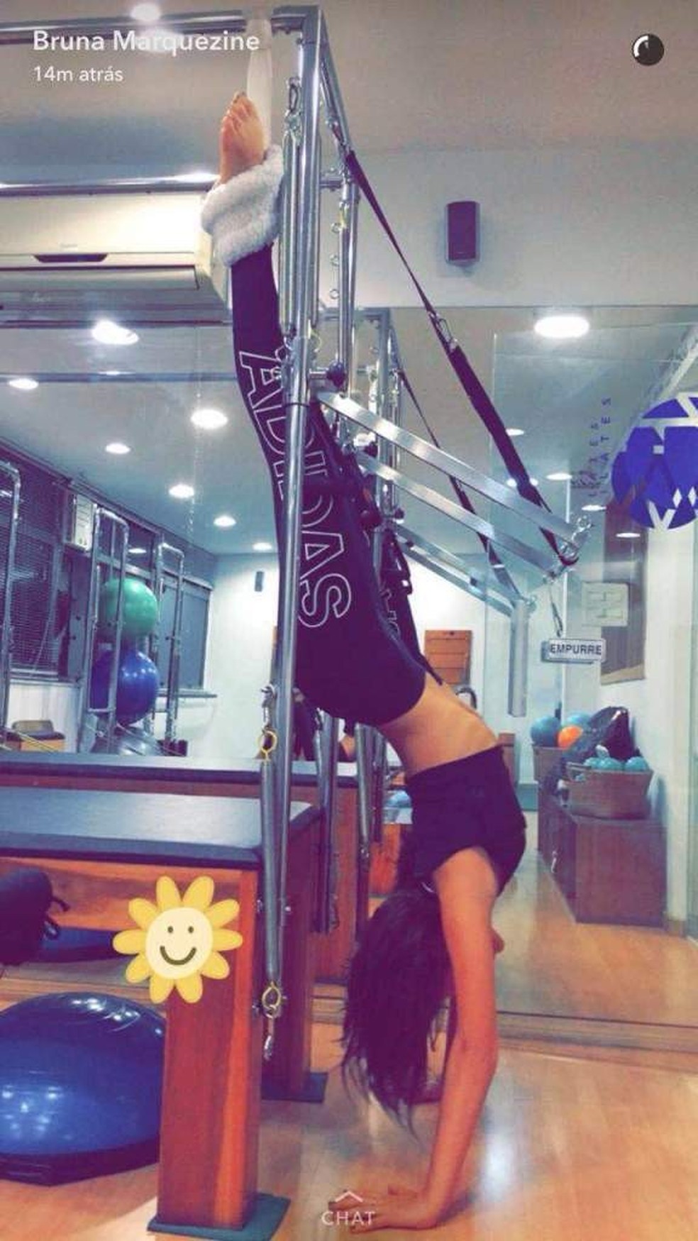 Bruna Marquezine exibe cintura fina em pose acrobática
