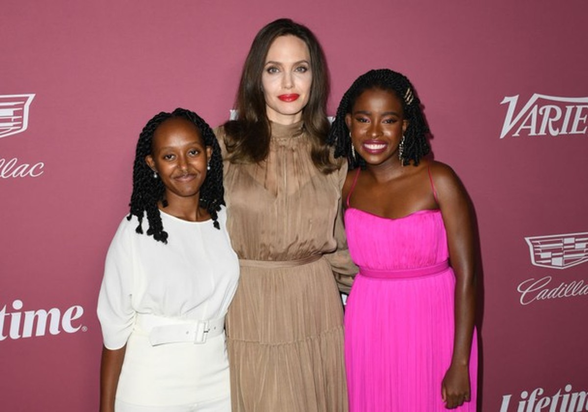 Angelina Jolie apresenta a filha Zahara a Amanda Gorman