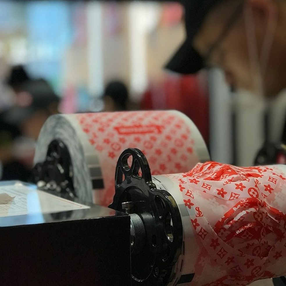 Supreme vira tema de casa de chás na China (e até os copos levam o logo ...