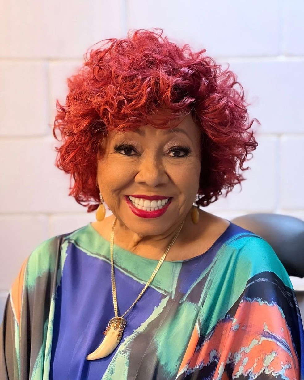 Alcione mostra novo visual com fios vermelhos e promete: 'Vem coisa boa ...