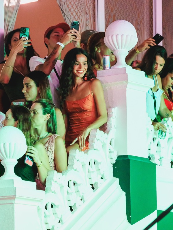 Bruna Marquezine aposta em vestido de tricô para curtir ensaio da Timbalada