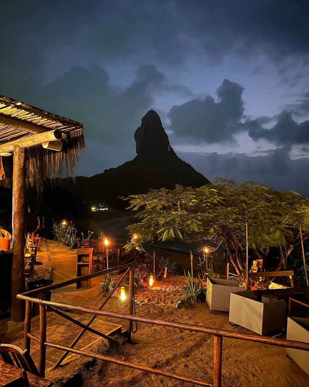 Key Alves se diverte na primeira viagem a Noronha com a irmã gêmea Keyt