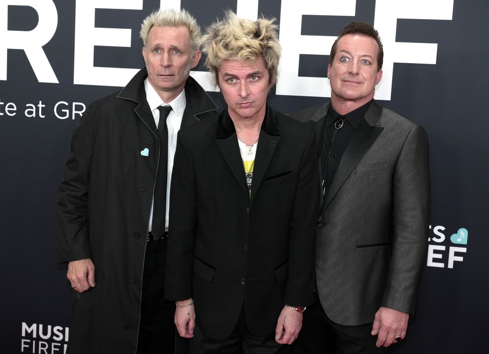 Grammy 2025: o que são os pins azuis usados por celebridades