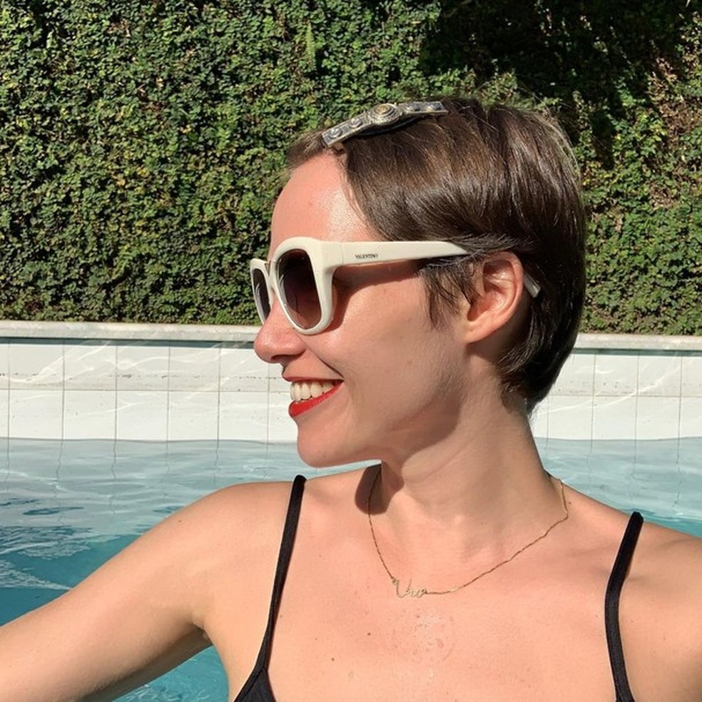 Letícia Colin aparece de batom vermelho na piscina: 'Tô enjoada'