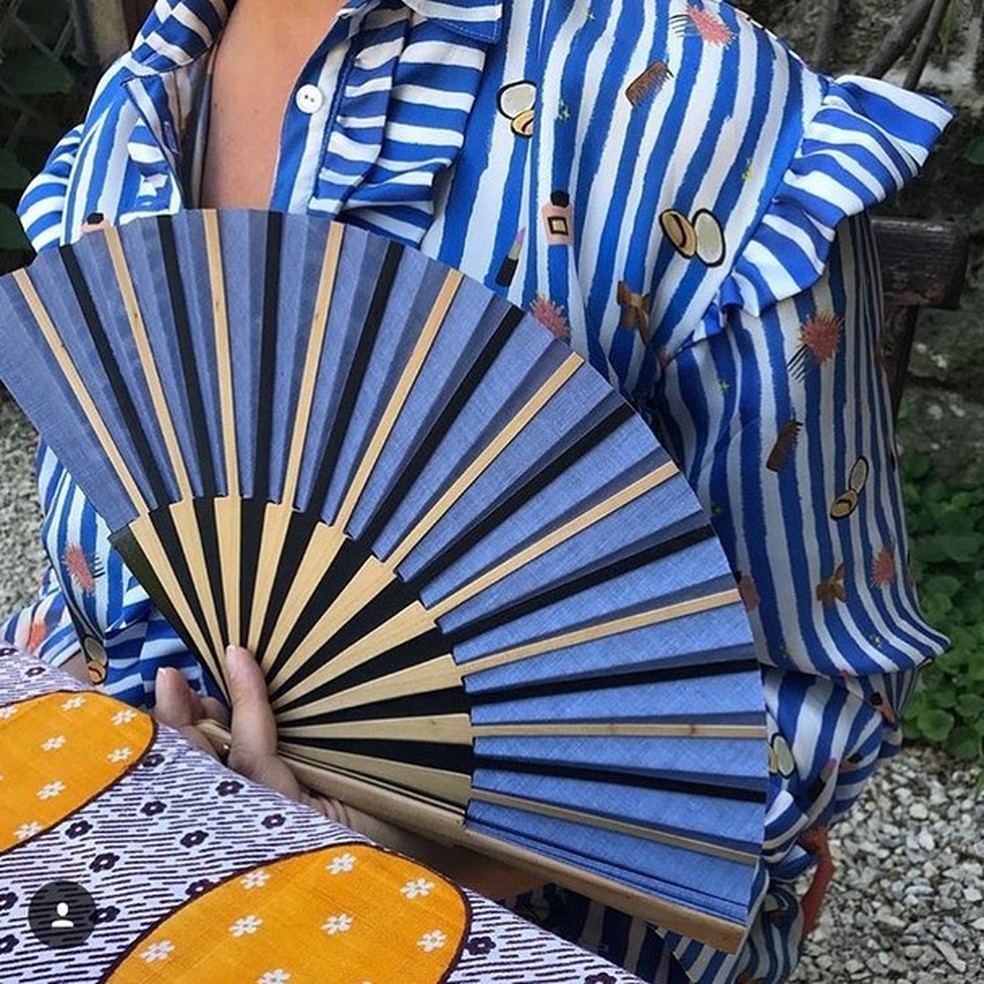 O leque virou o melhor amigo das fashionistas! Saiba como usar