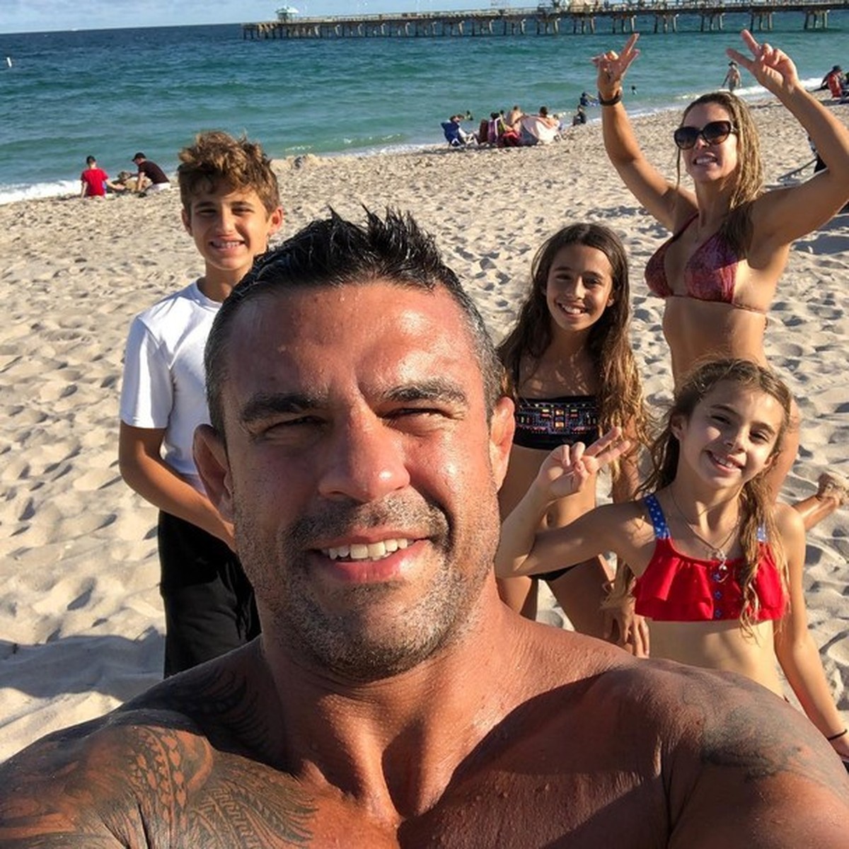 Vitor Belfort posa com a família na praia: 'Festa'
