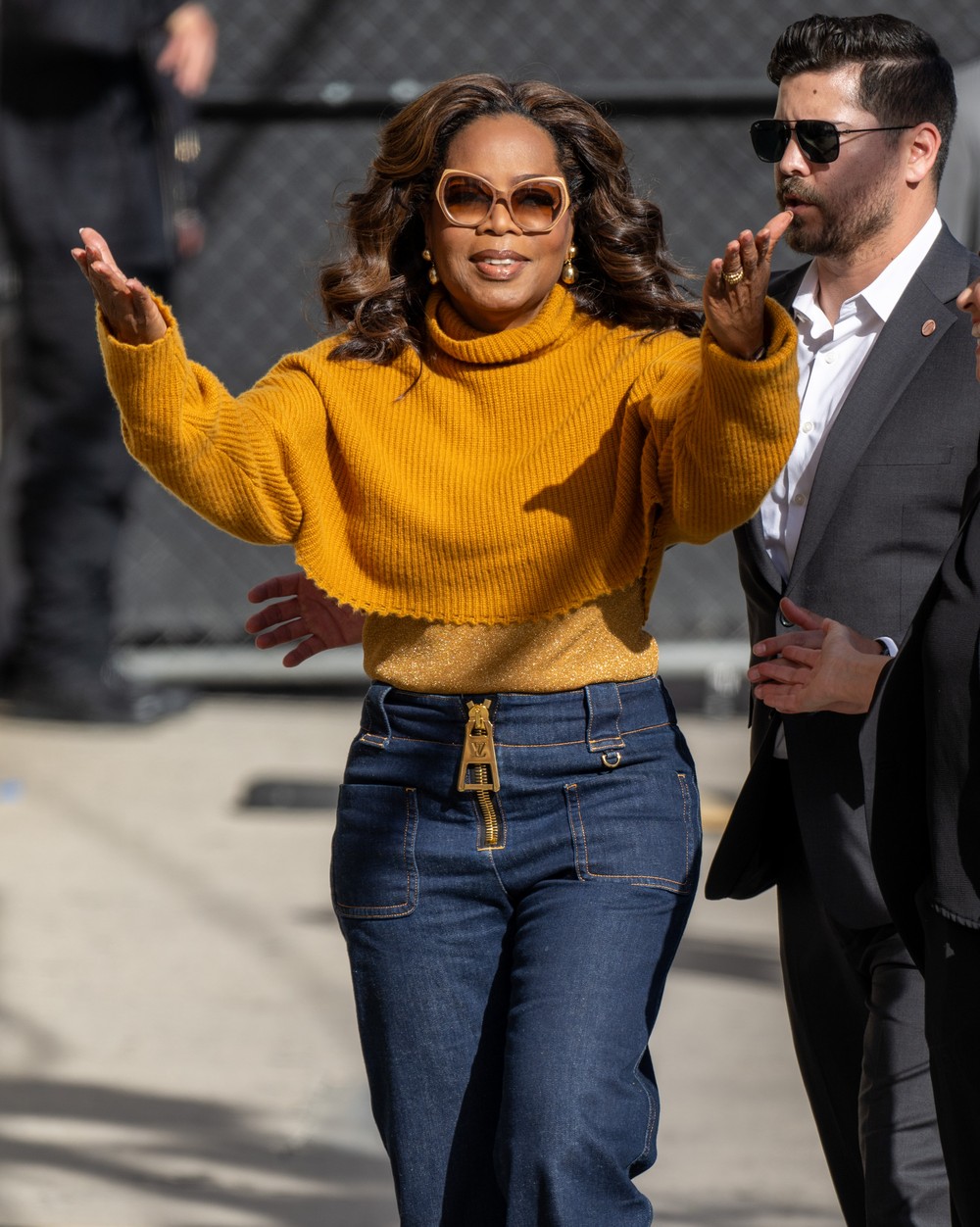 Oprah viraliza ao usar jeans com zíper gigante