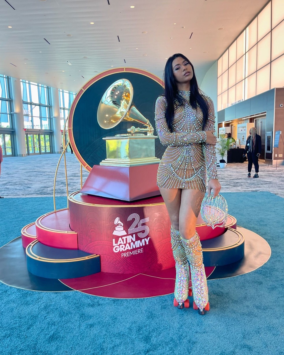 Wenny, irmã de Lexa, chega de patins ao tapete vermelho do Grammy Latino
