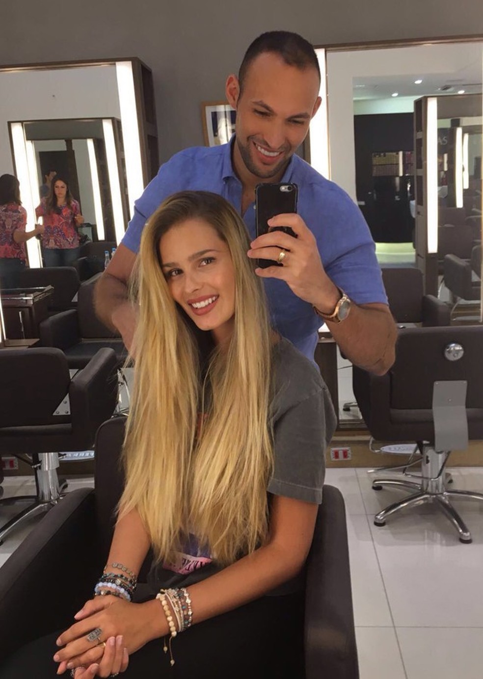 Yasmin Brunet está loiríssima; veja fotos