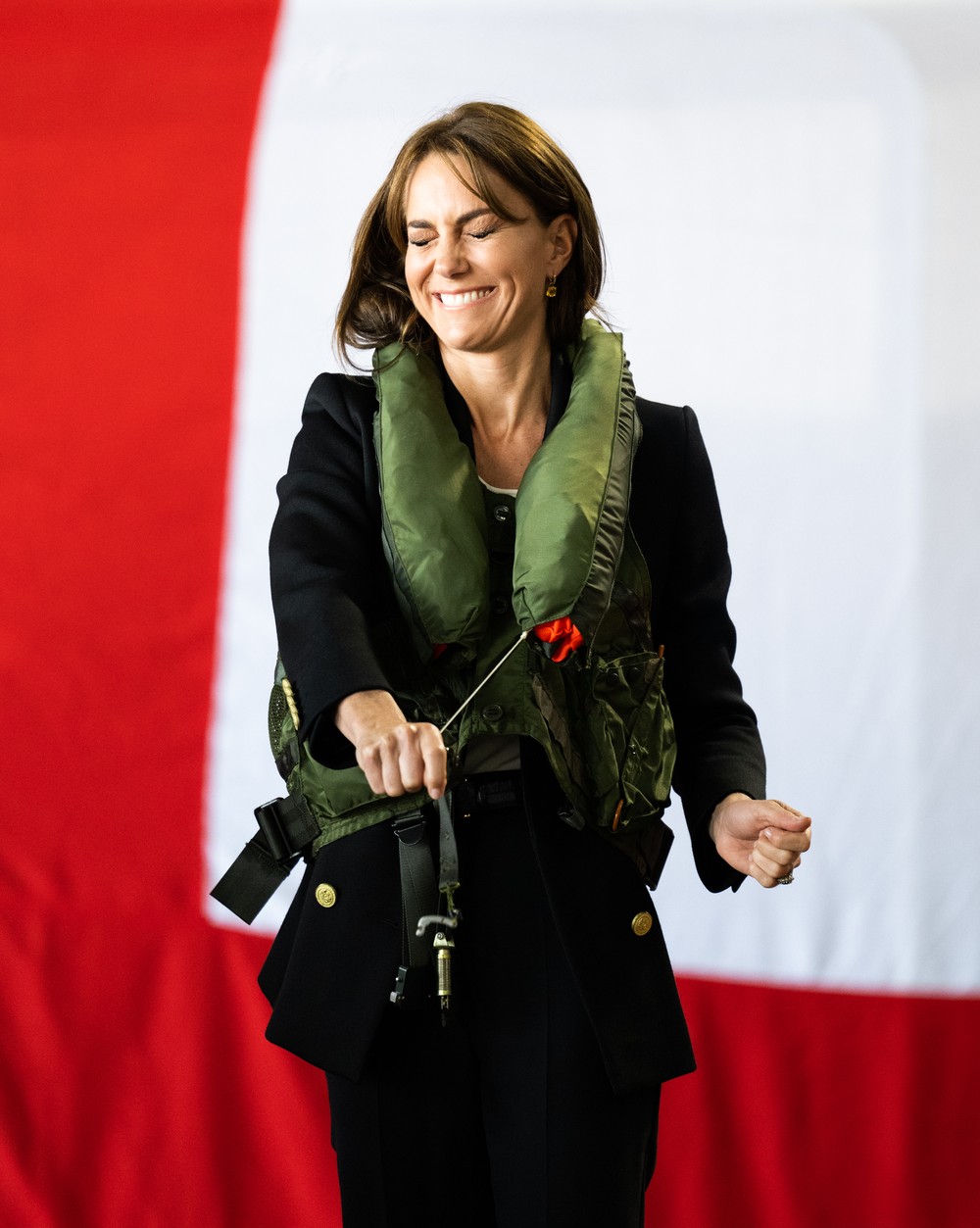 Kate Middleton tem ataque de risos enquanto infla colete salva-vidas na ...