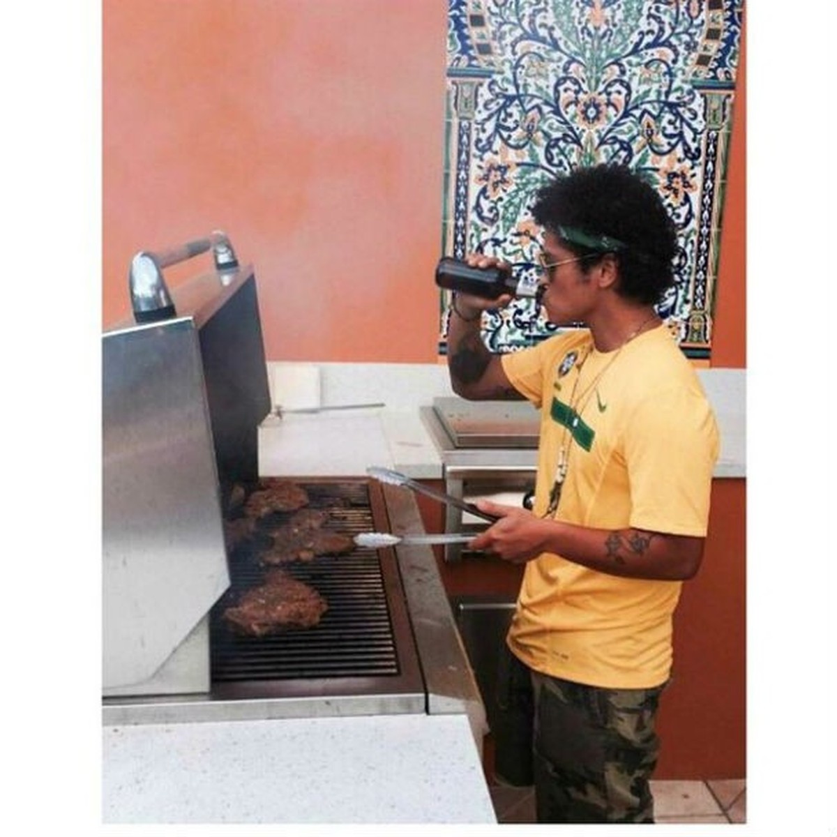 À brasileira! Bruno Mars faz churrasco vestindo camisa da nossa seleção